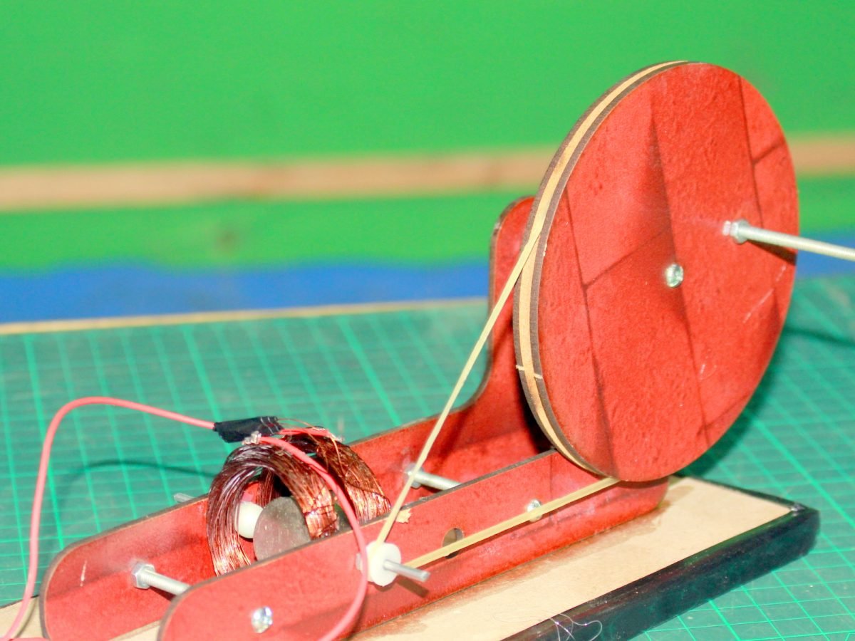 Hand Powered Electricity Generator - Pakistan Science Club